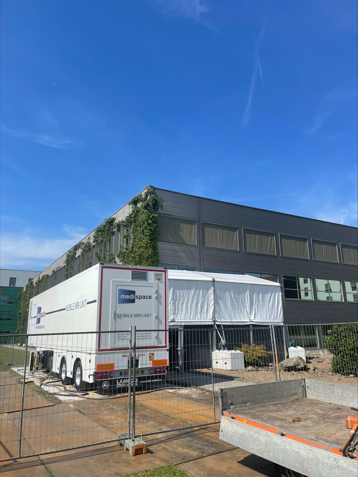 Plaatsing tent voor mobiele MRI-scanner - Bernhoven